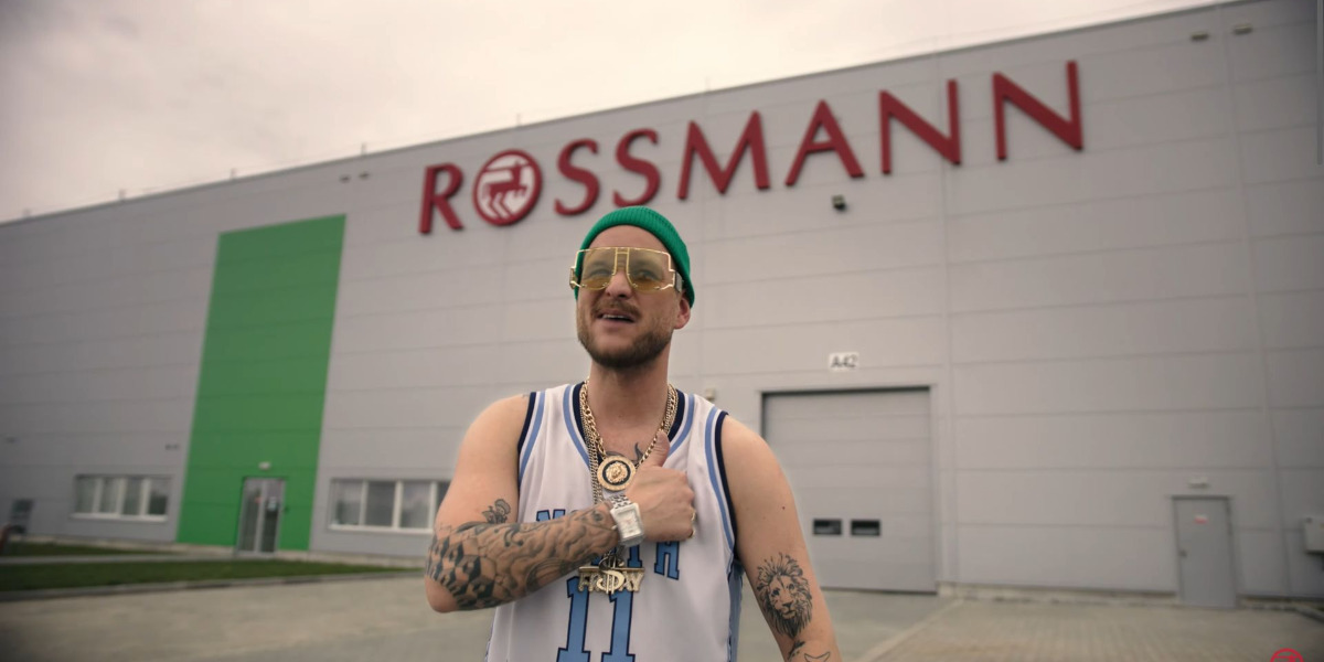 Díjat nyert Istenes Bence a Rossmann videójával